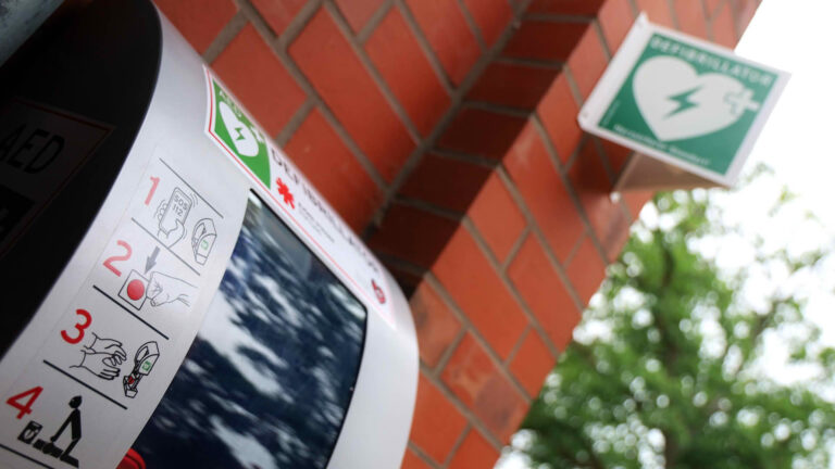 Neuer Defibrillator am Feuerwehrhaus Oldau kann Leben retten